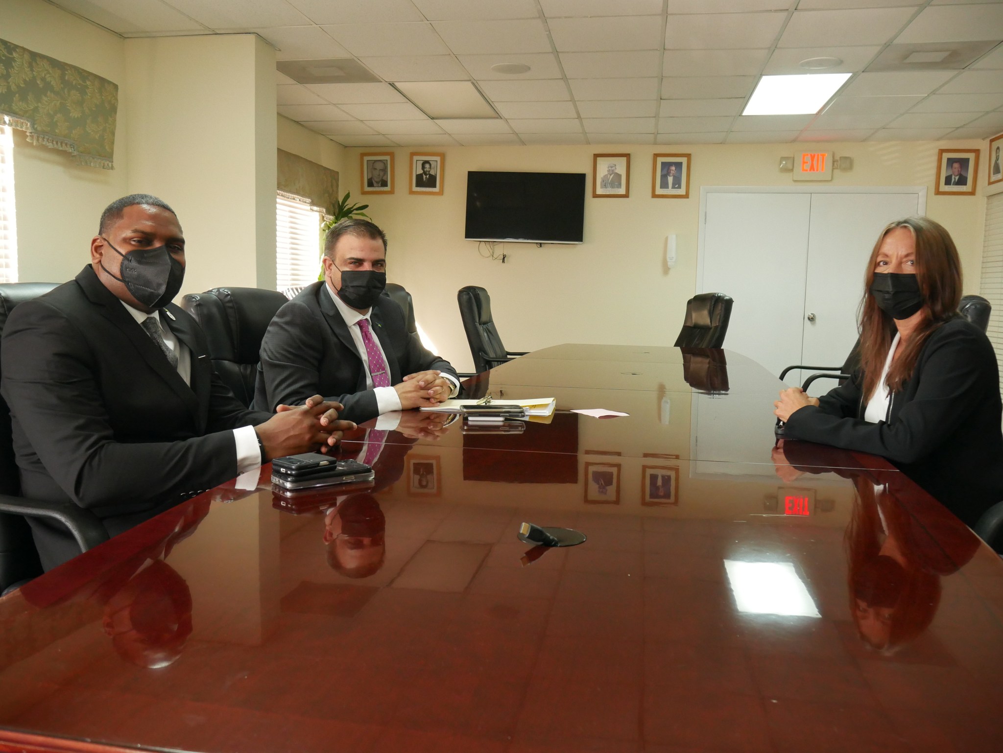 IDB Meets With Minister Sweeting - ZNS BAHAMAS
