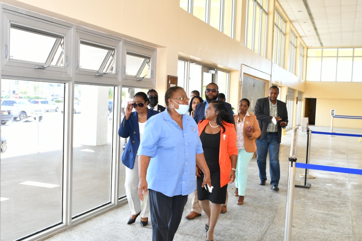 Min. of Transport tours the Post Office Department in Grand Bahama ...