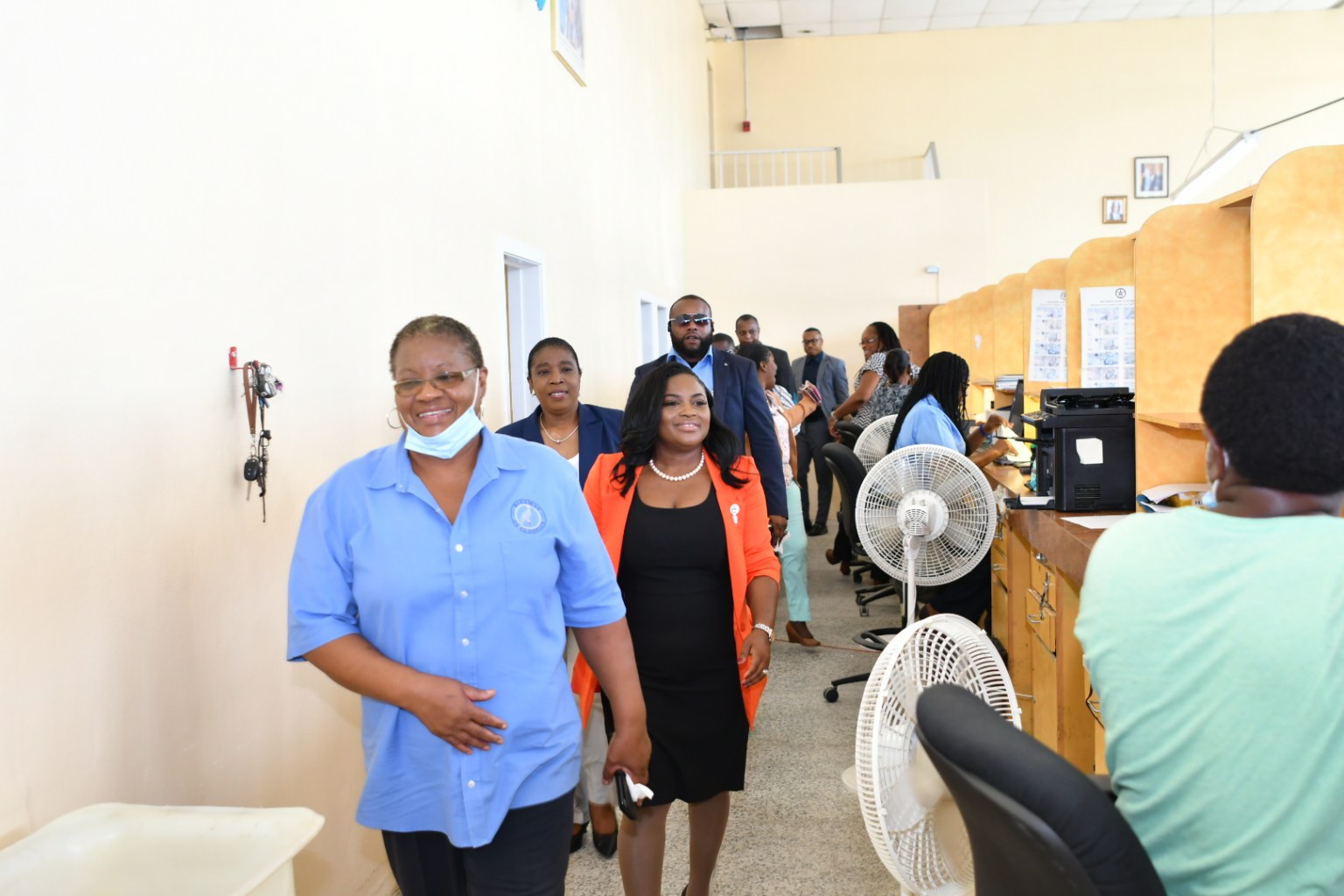 Min. of Transport tours the Post Office Department in Grand Bahama ...