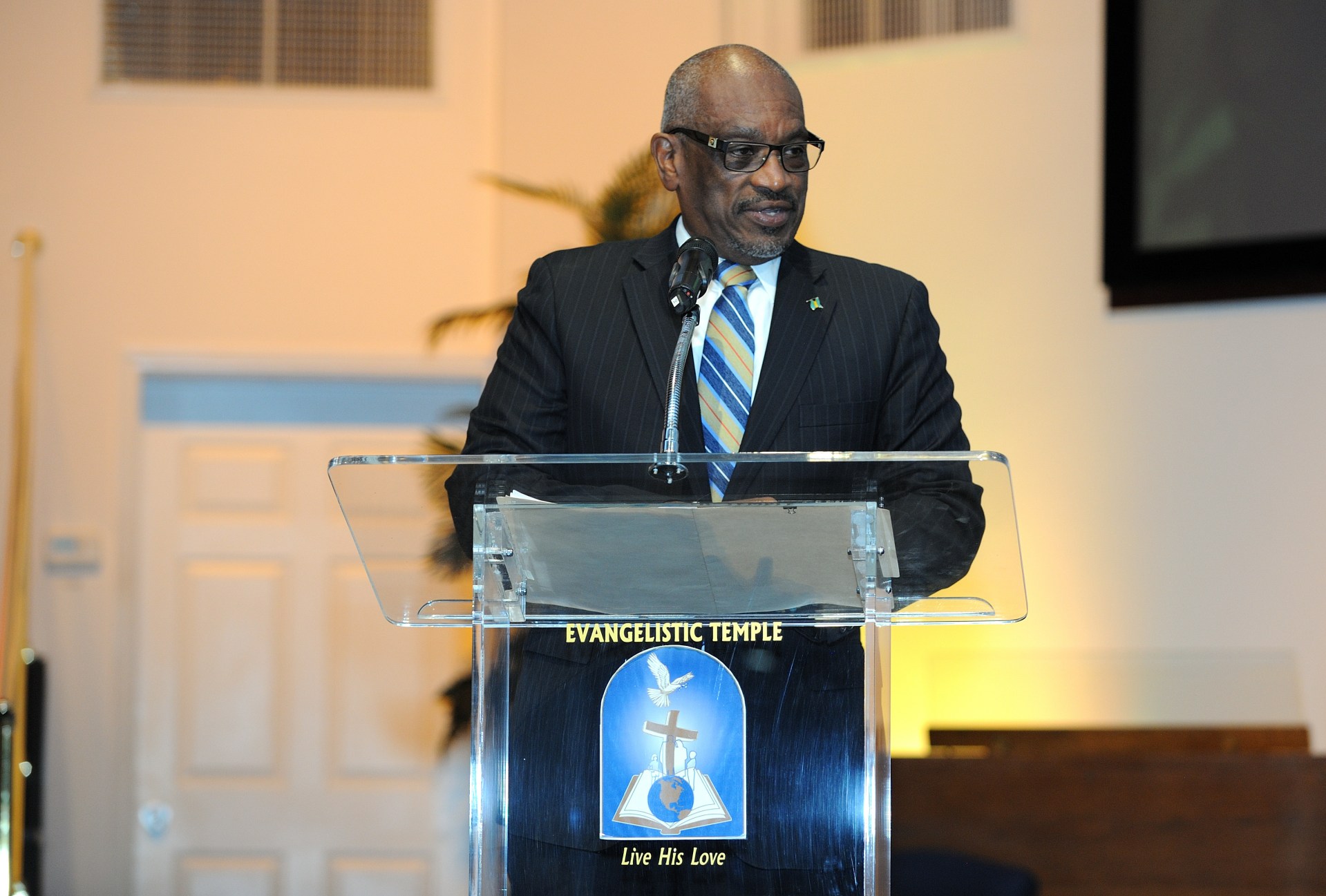 Hundreds Turn Out to Honor Rev Dr CB Moss - ZNS BAHAMAS